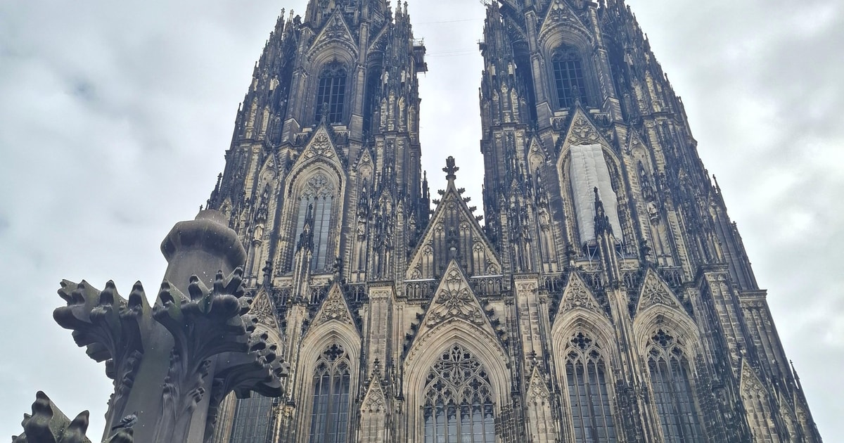Cologne: Drachenburg Castle & Bonn Tour with Tickets | GetYourGuide