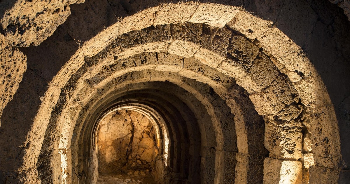 Tour mitológico privado por el Necromanteion y las fuentes del ...