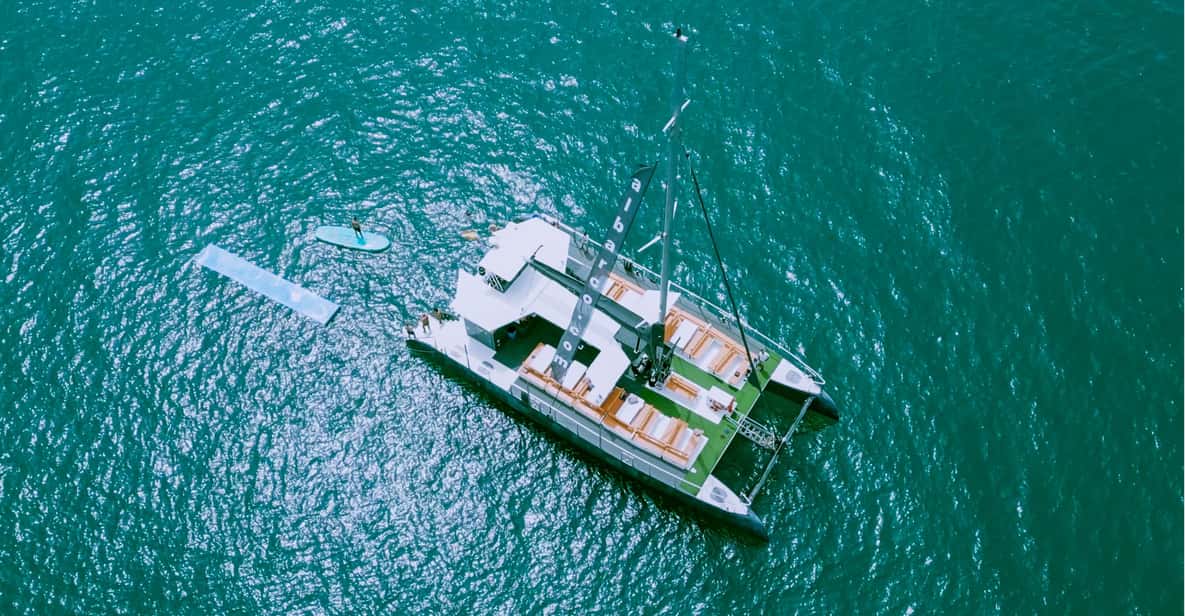 Cadiz capital:Catamarán Experience paseo con baño y almuerzo | GetYourGuide