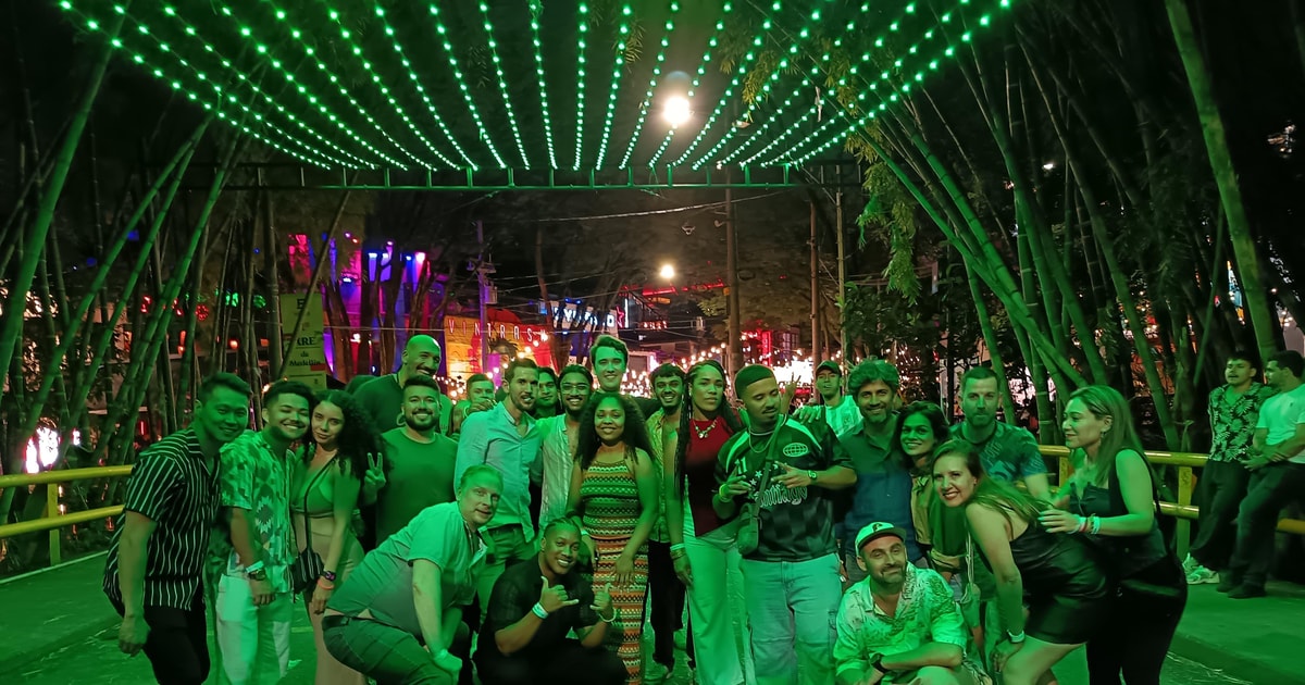 Medellín: tour dei tetti di Poblado e dei club locali con shot ...