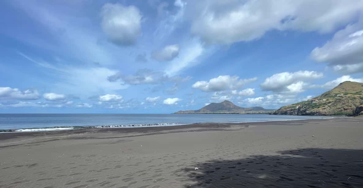 Ontdek het zwarte zandstrand + het natuurlijke zwembad | GetYourGuide