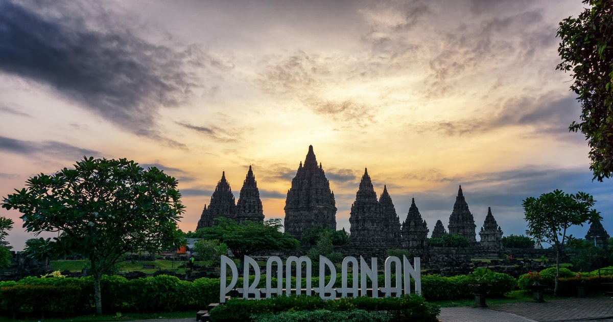 YOGYAKARTA ; Prambanan-Tempel und Sewu-Tempel bei Sonnenuntergang ...