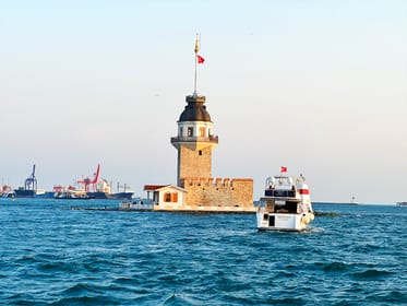 Istanbul: croazieră cu iahtul pe Bosfor și Cornul de Aur la apus de ...