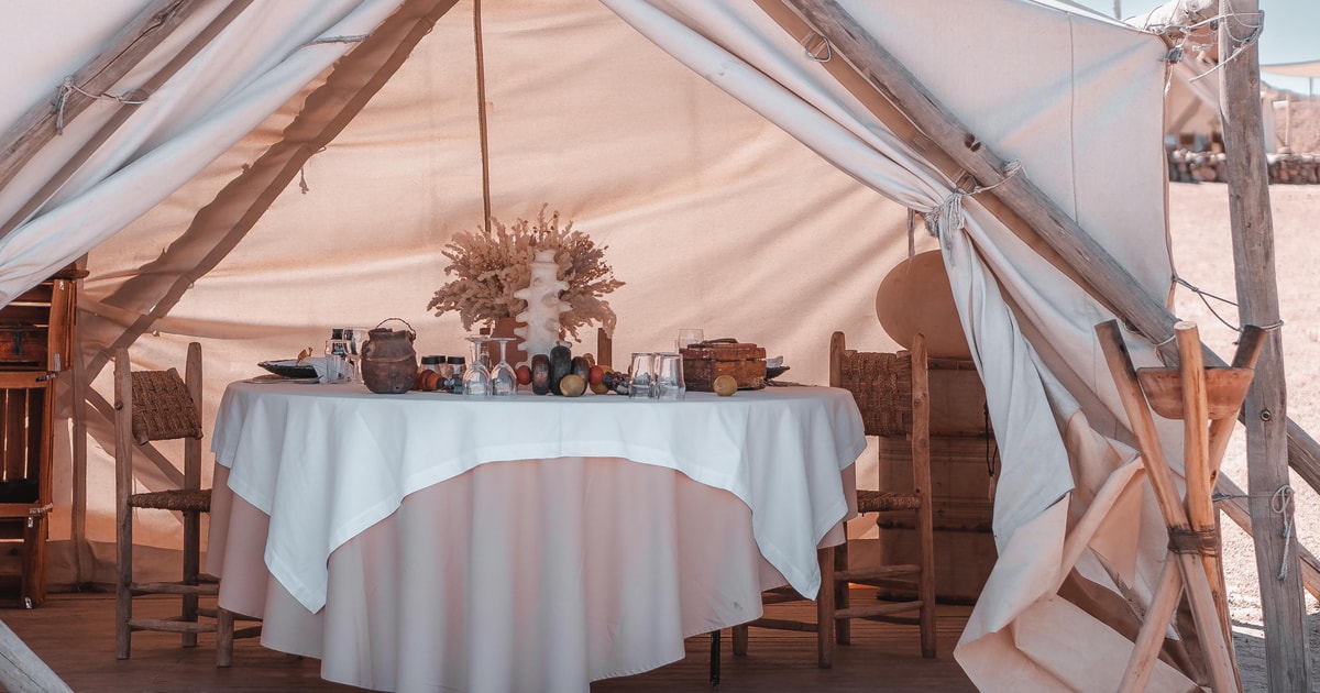 Agafay Wüste: Inara Camp Luxus Privat Mittagessen mit Kamelritt ...