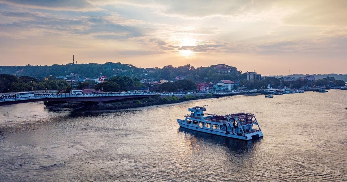 Goa: Crociera al tramonto con musica dal vivo, balli e navigazione a ...