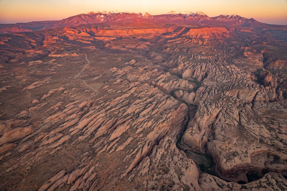 Moab: Canyon Country Zonsondergang Helikoptervlucht | GetYourGuide