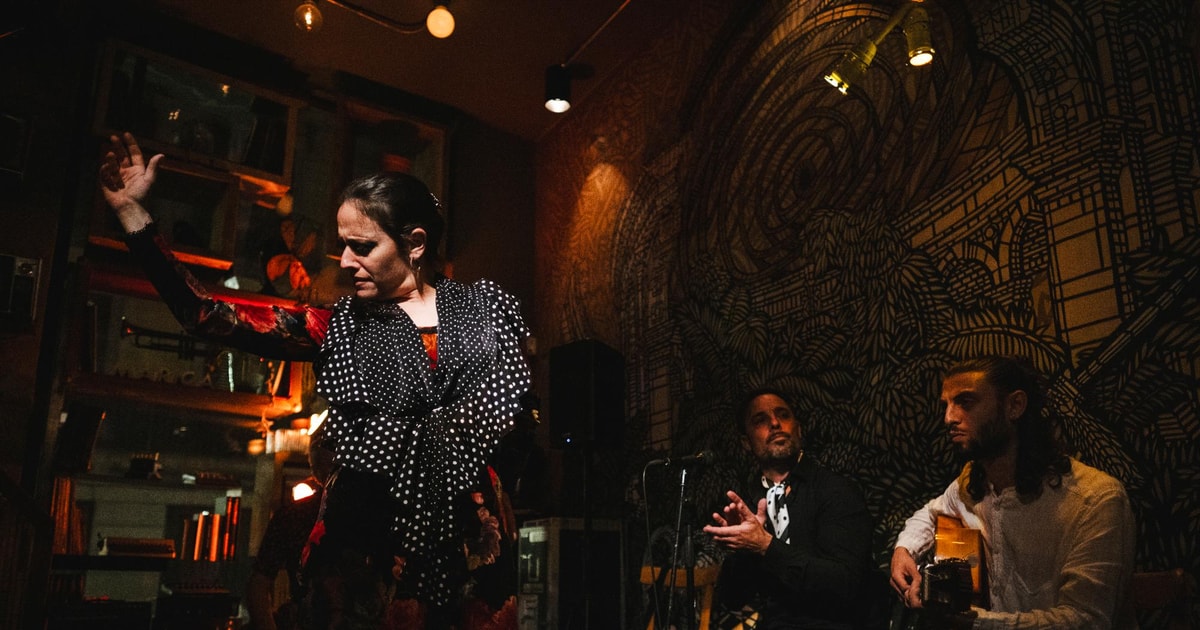 Barcelona: Dinner with Flamenco Show, Authentic Singing and Dancing ...