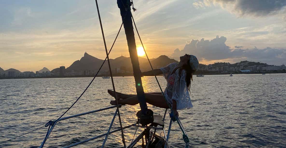 Rio de Janeiro: Tour in barca a vela al tramonto con open bar ...