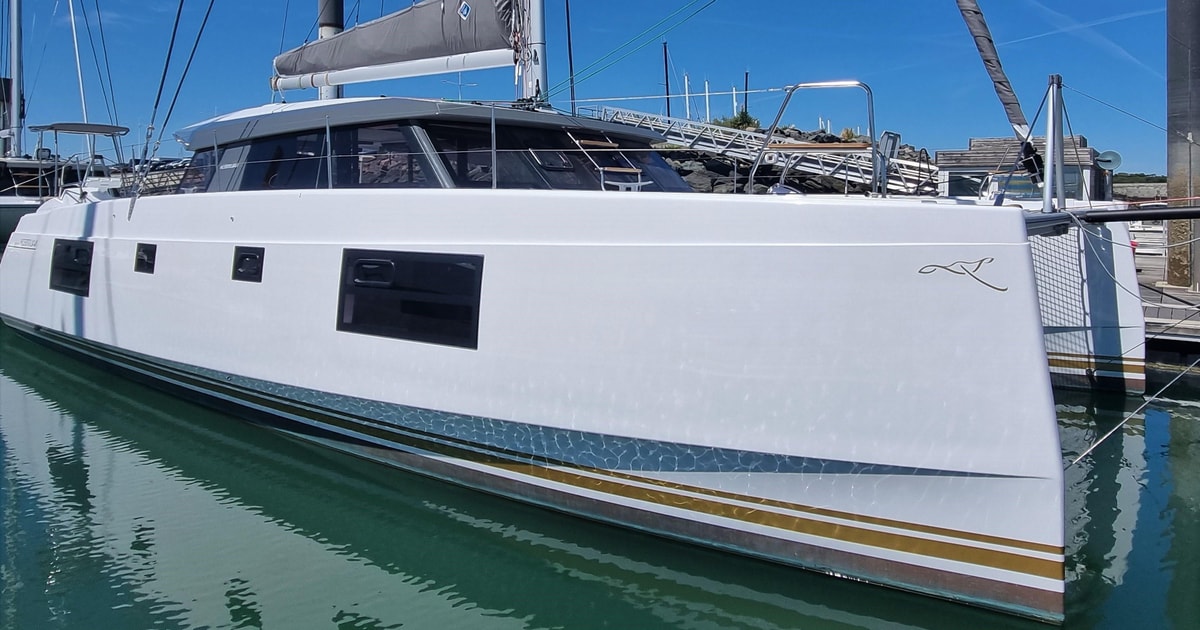 Barco en Algarve - Catamarán de lujo - Lagos | GetYourGuide