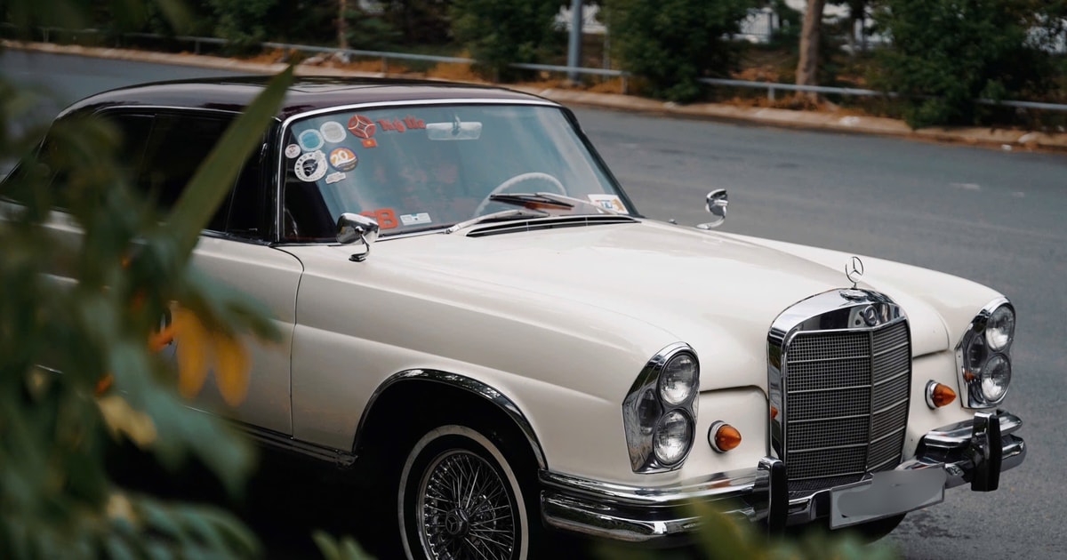 HCMC: Vintage-tur – lufthavnstransport i klassisk bil eller limousine ...
