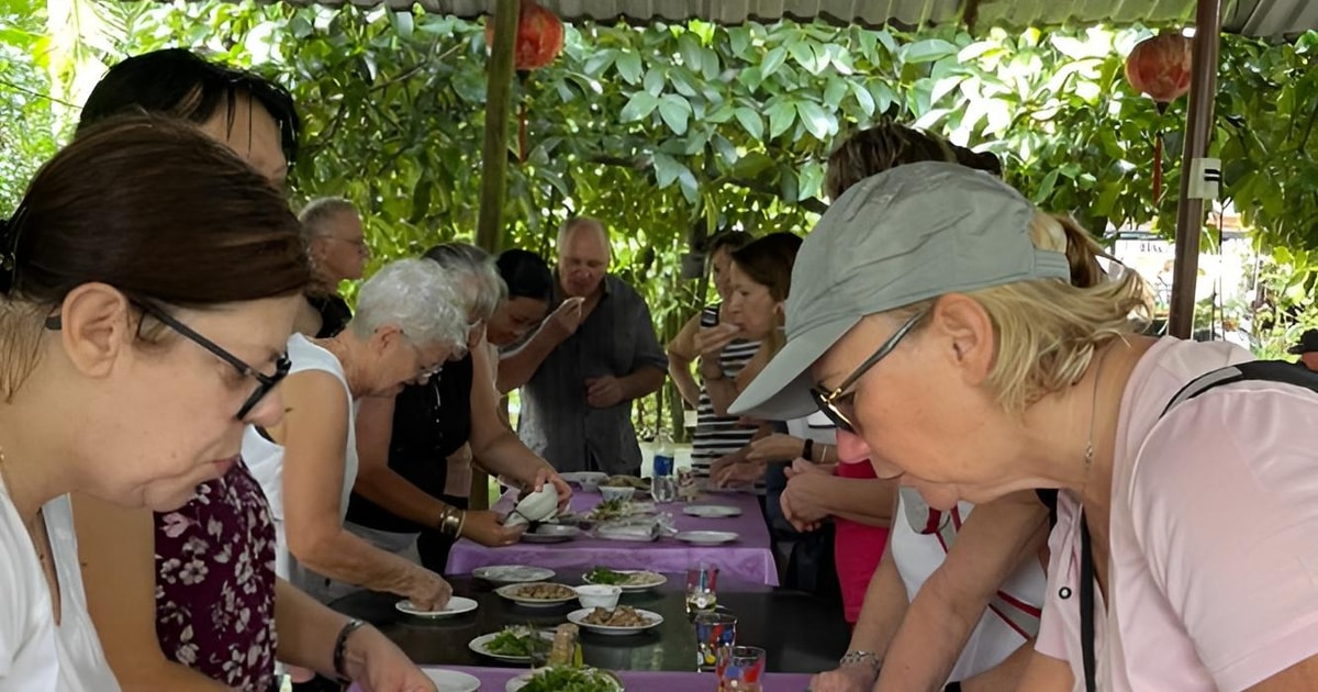 Vanuit Hue: Kookles in het dorp Thuy Bieu | GetYourGuide