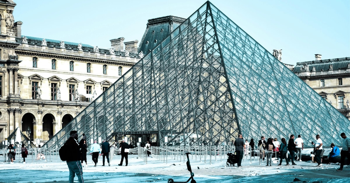 Paris: Mona Lisa and Louvre Highlights Walking Tour | GetYourGuide