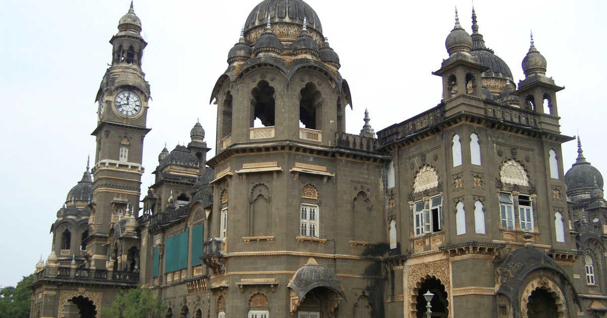 Kolhapur: New Palace Museum & Garden Guided Tour with Lunch | GetYourGuide