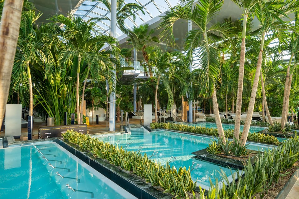 Bucarest Therme Bucuresti Ticket de entrada con albornoz | GetYourGuide