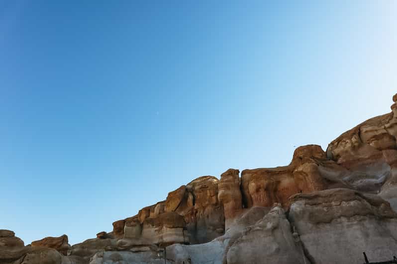 Desde Riyadh: Tour de un día de Al Qara Hill y Jawatha Al Ahsa ...
