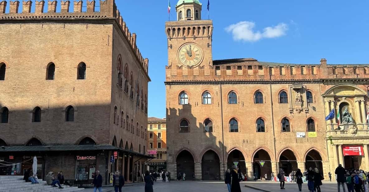 Tour a pie por Bolonia con Torre Sky View y Archiginnasio | GetYourGuide