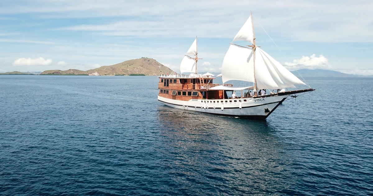 Labuan Bajo: 2 noce na pokładzie tradycyjnego statku pinisi w Komodo | GetYourGuide