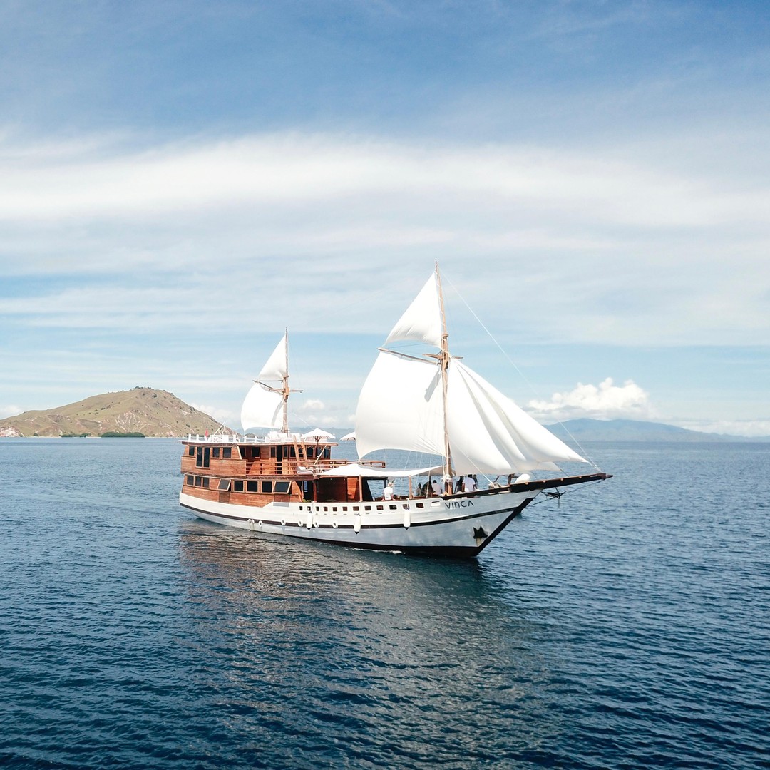 Labuan Bajo: 2 Nights Komodo Liveaboard on Phinisi Boat | GetYourGuide
