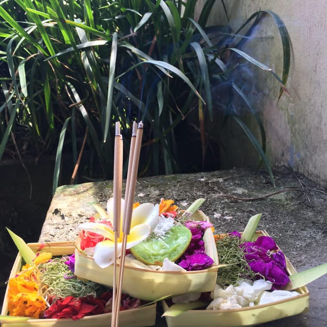Hacer Canang para la Ofrenda Diaria | GetYourGuide