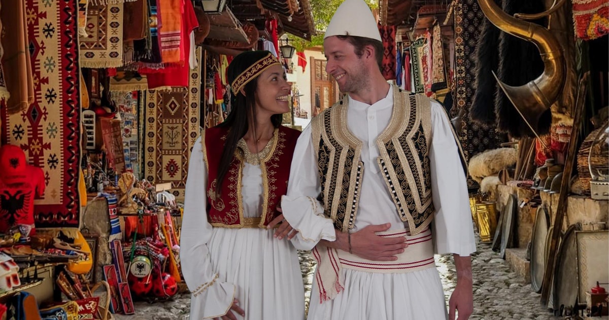 Tirana: foto-ervaring in traditioneel Albanees kostuum | GetYourGuide
