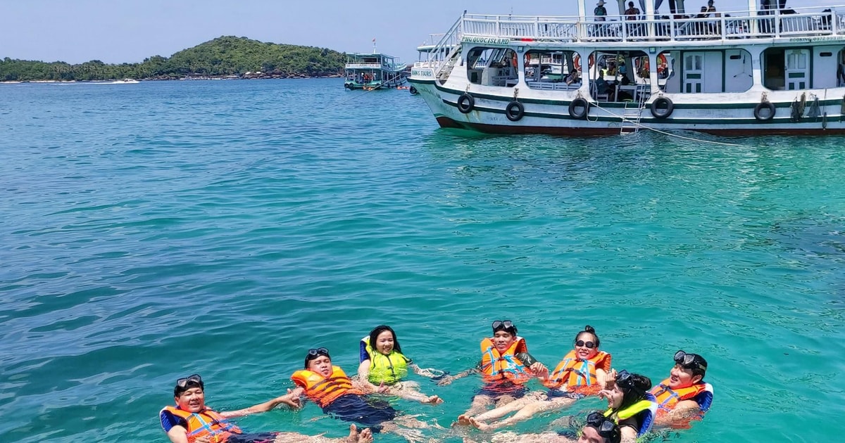 RedRiverTour-Descubre 3 islotes, bucea y pesca en barco | GetYourGuide