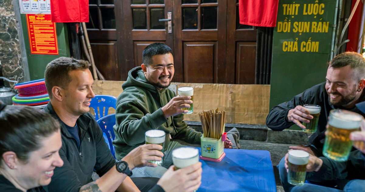 De levendige Bia Hoi-cultuur van Hanoi met een bierliefhebber ...