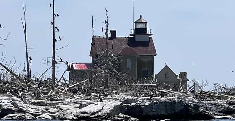 Gills Rock: Plum Island & Pilot Island Lighthouse Cruise | GetYourGuide