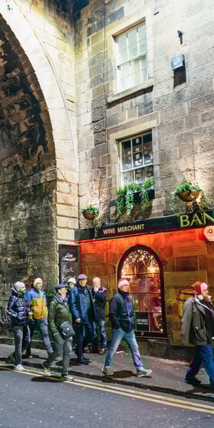 Edinburgh: Pub Crawl with Free Shots & Discounts | GetYourGuide