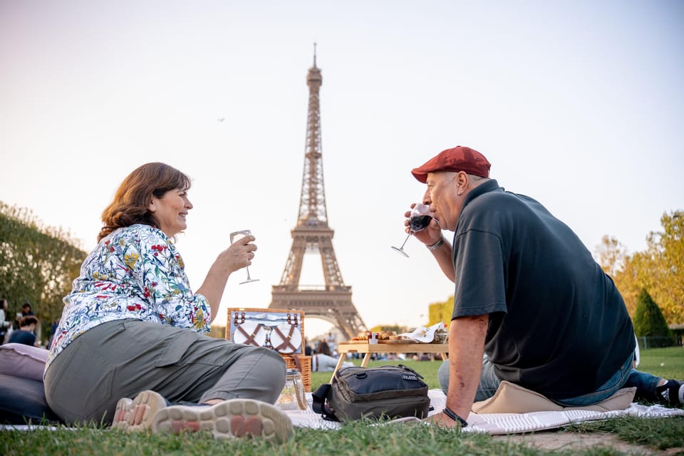 Paris: Picnic experience in front of the Eiffel Tower | GetYourGuide