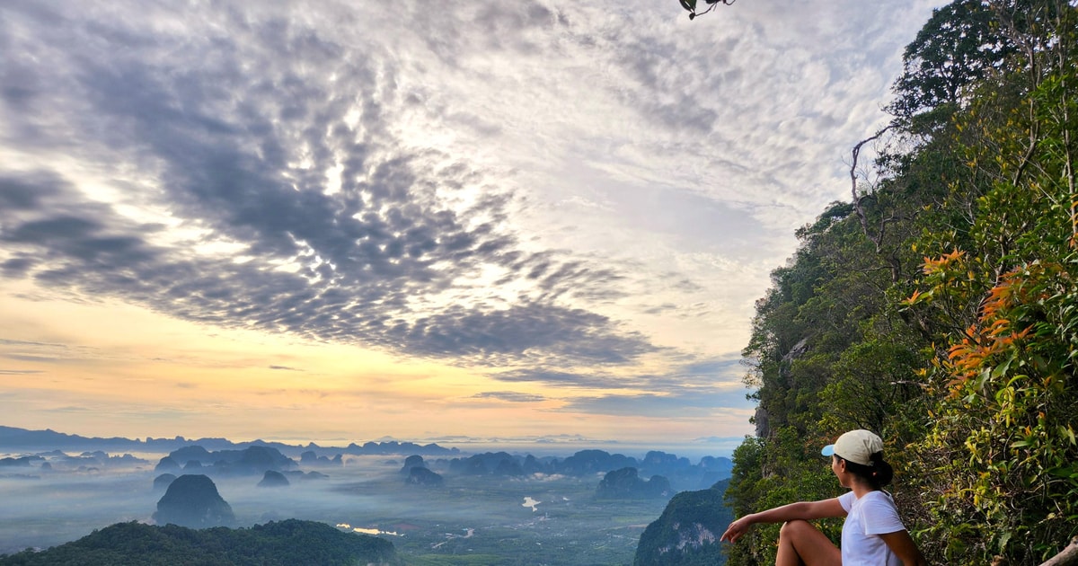 Krabi: Dragon Crest soluppgångsvandring &Klong root kajakäventyr ...