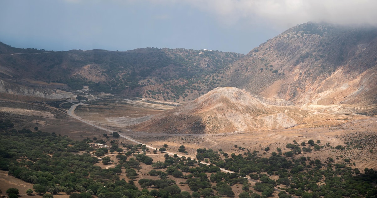 Esplora l'isola di Nisyros con servizio di prelievo in hotel e tour ...