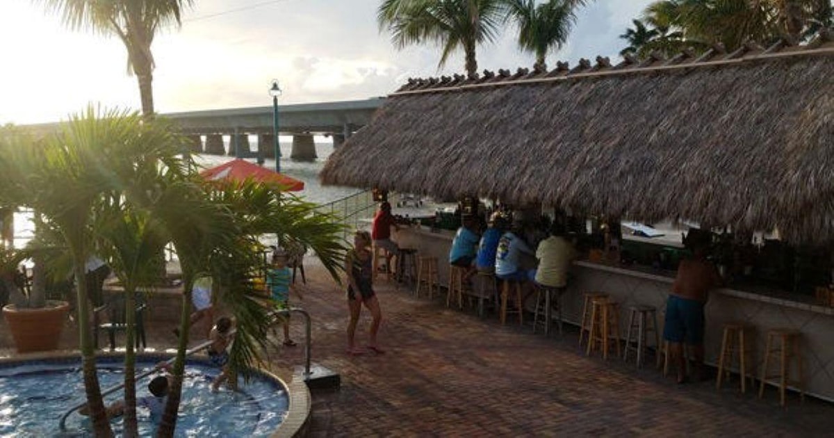 Florida Keys: Tiki Bar Crawl med Luau-festgaver | GetYourGuide