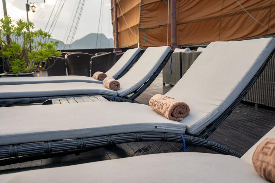 Halong Bay: 2 dny a 1 noc na lodi Emperor Cruises | GetYourGuide
