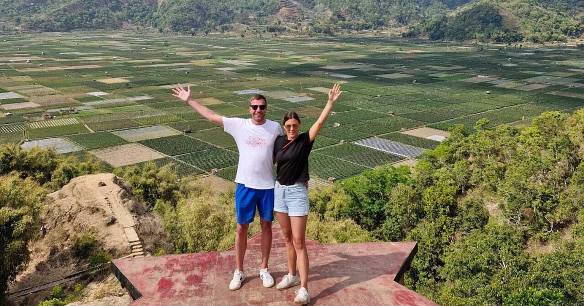 Découvrez la vue imprenable de la colline Selong et de la cascade Tiu ...
