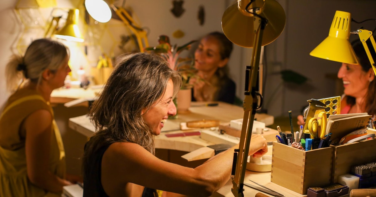 BOLOGNA APE IN LAB: Kreiere dein eigenes Schmuckstück, während du an einem Glas Wein nippst ...