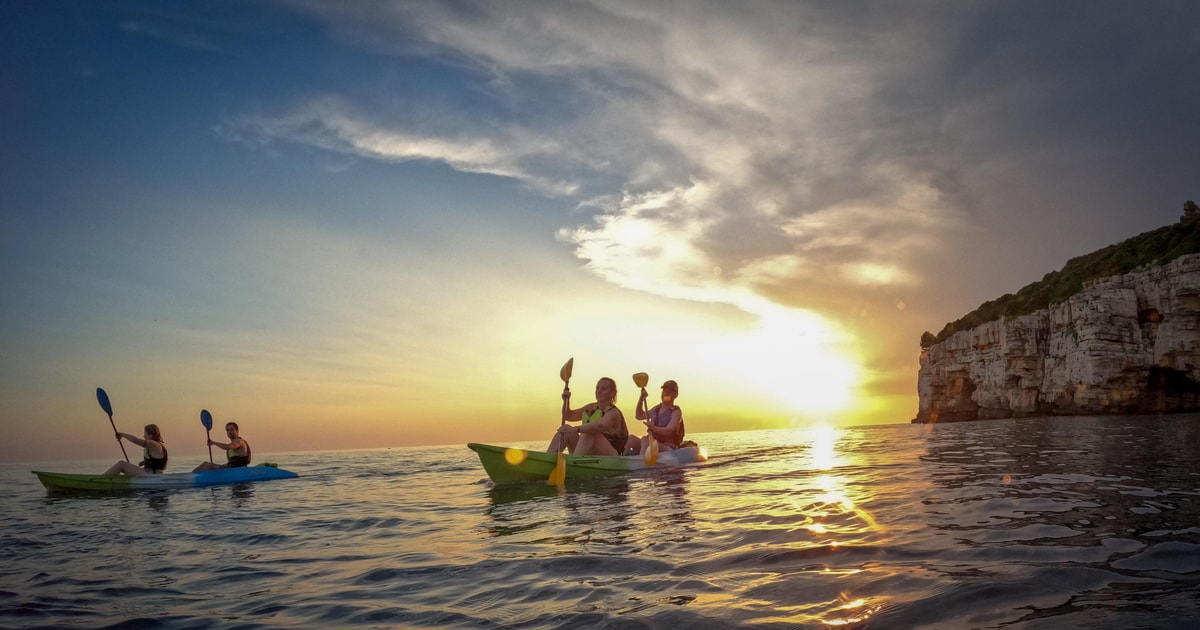 Pula: Kajakken, snorkelen, Klifspringen Tour met Wetsuit | GetYourGuide