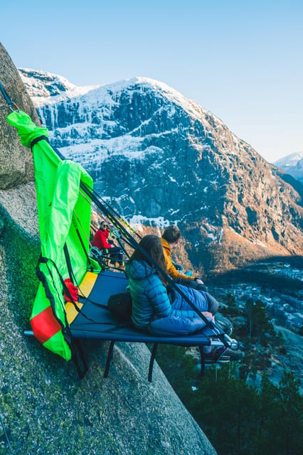 Nyd en picnic på en klippe i Norges fjordlandskab | GetYourGuide
