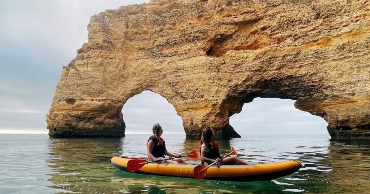 Benagil: Excursión guiada en kayak por el interior de las cuevas y la ...