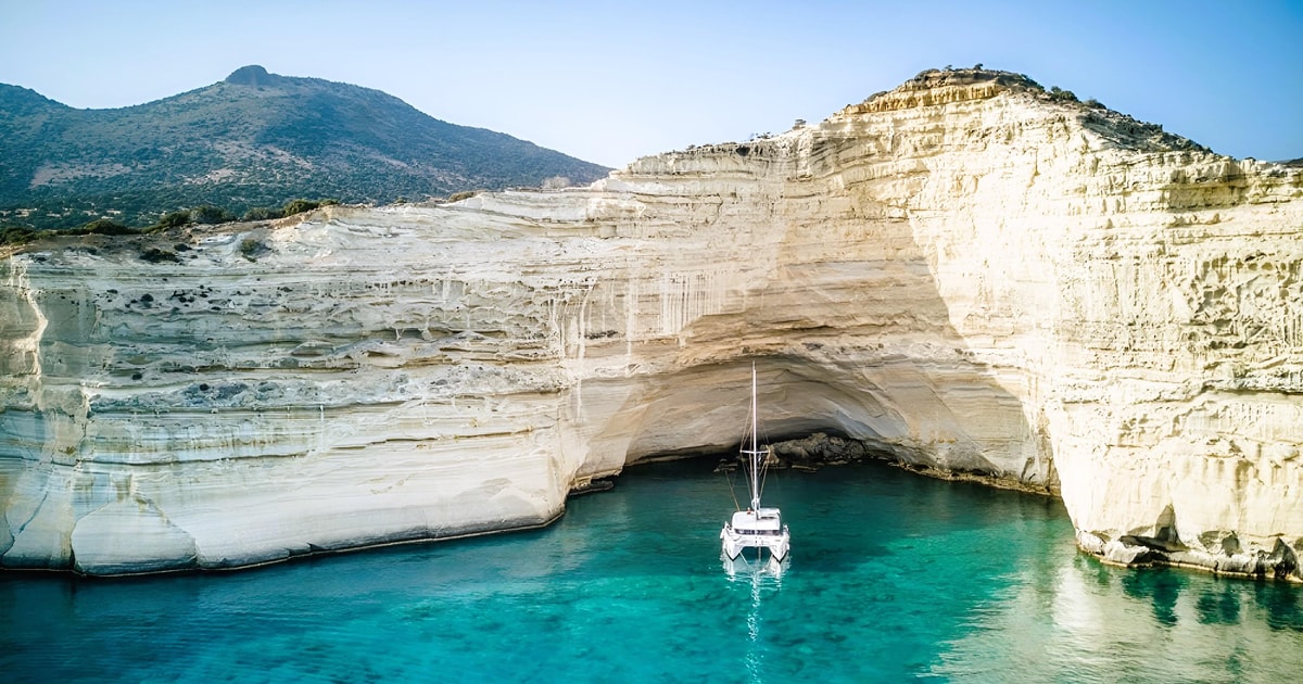 Milos: Crucero de un día en catamarán Premium Kleftiko y Polyegos ...