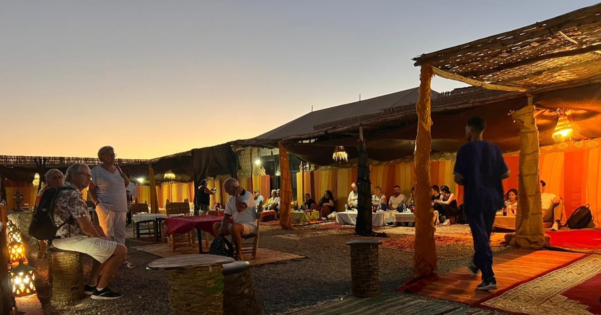 Agafay Wüste Sonnenuntergang Tour mit Kamelritt, Abendessen und Show ...