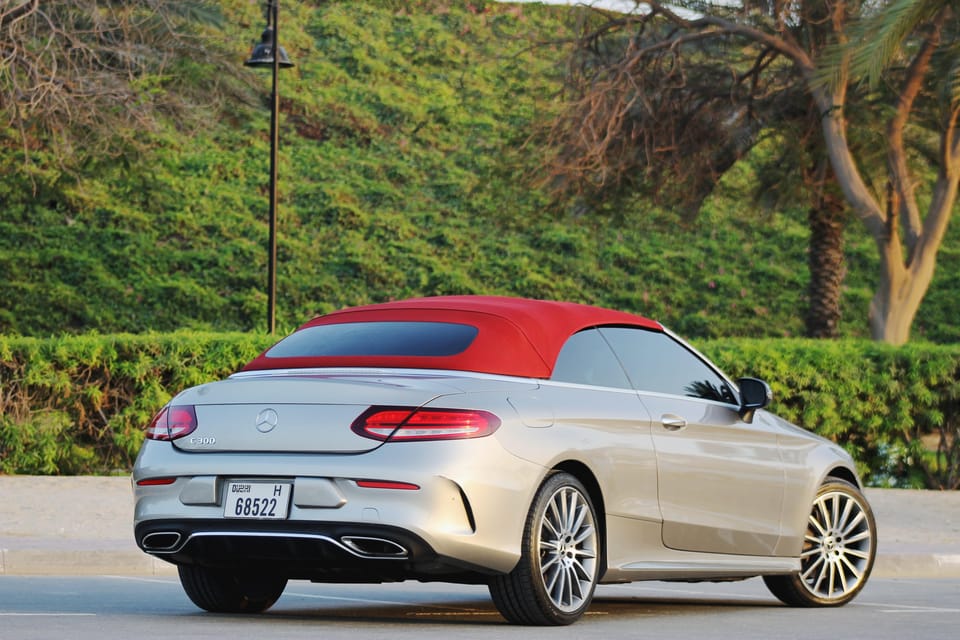 メルセデス・ベンツ C300 2022 ドバイでの 1 日セルフドライブ | GetYourGuide