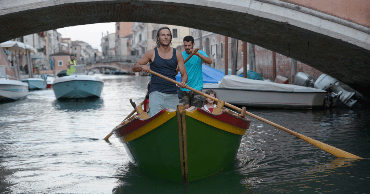 Rema en un barco veneciano tradicional con un guía local | GetYourGuide