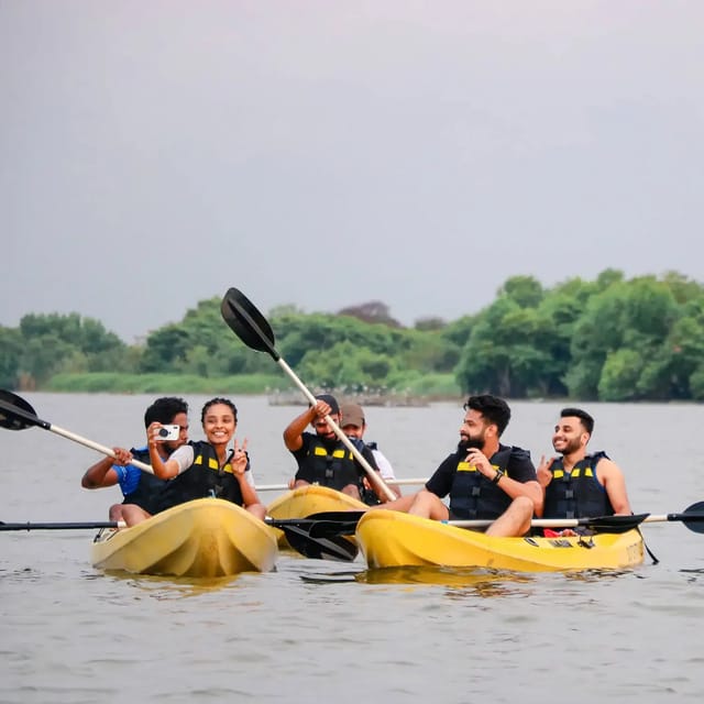 Kayak al atardecer en la Laguna de Negombo | GetYourGuide