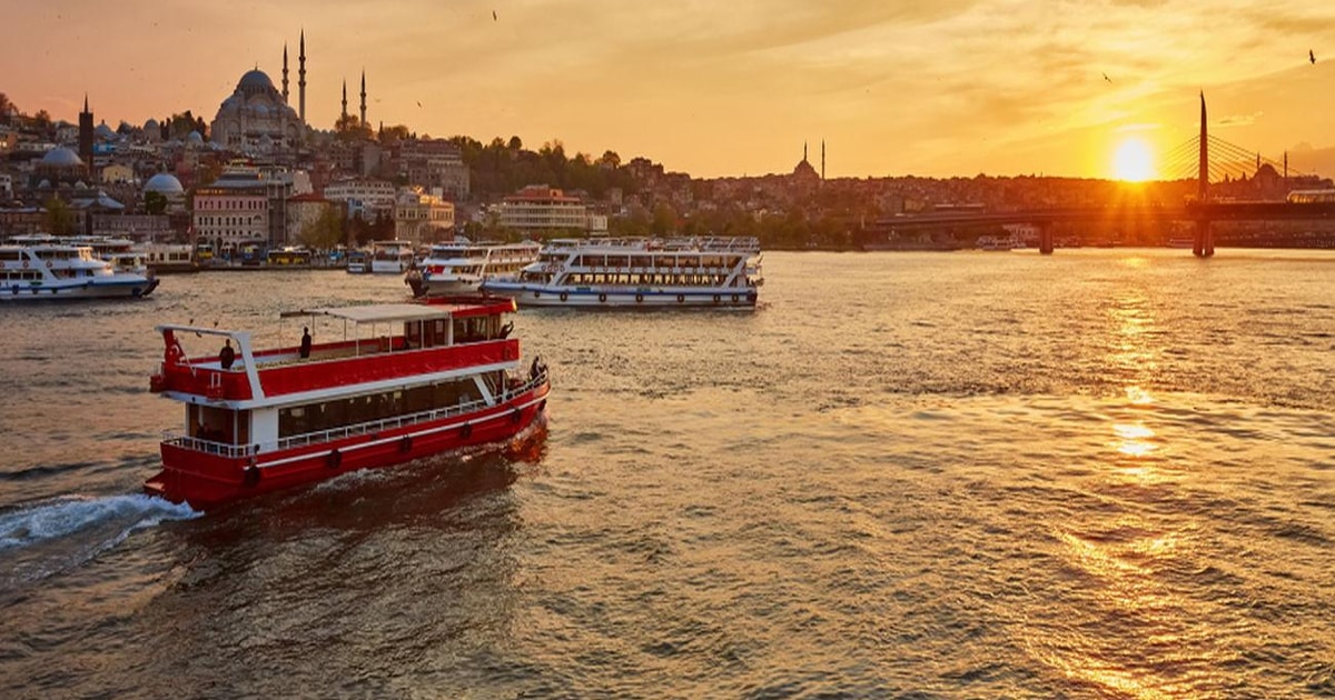 Tour in battello guidato sul Bosforo di Istanbul al tramonto | GetYourGuide
