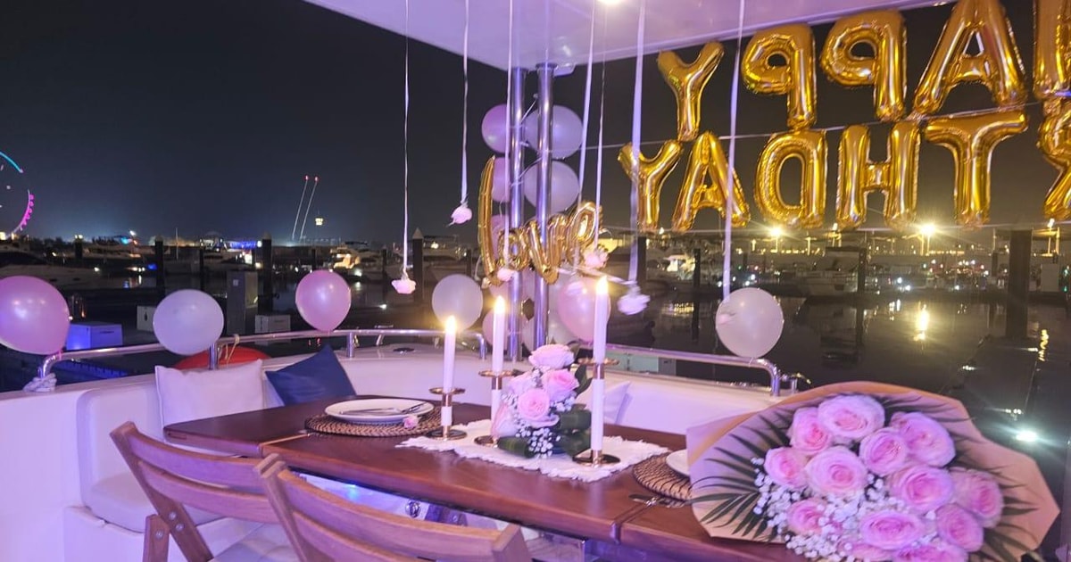 Romantiek op zee in Dubai: Romantisch diner op een jacht | GetYourGuide