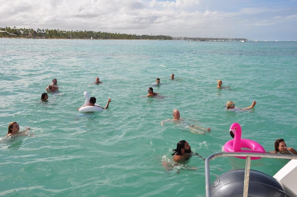 Punta Cana: Fiesta en catamarán con barra libre y aperitivos | GetYourGuide