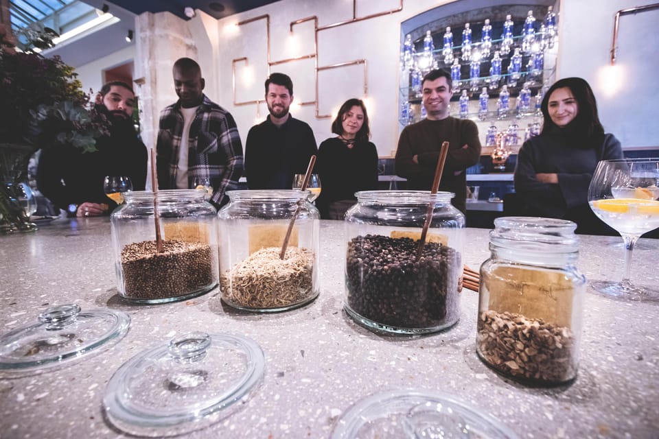 Tour guiado y degustación de la destilería de ginebra Paris Craft en ...