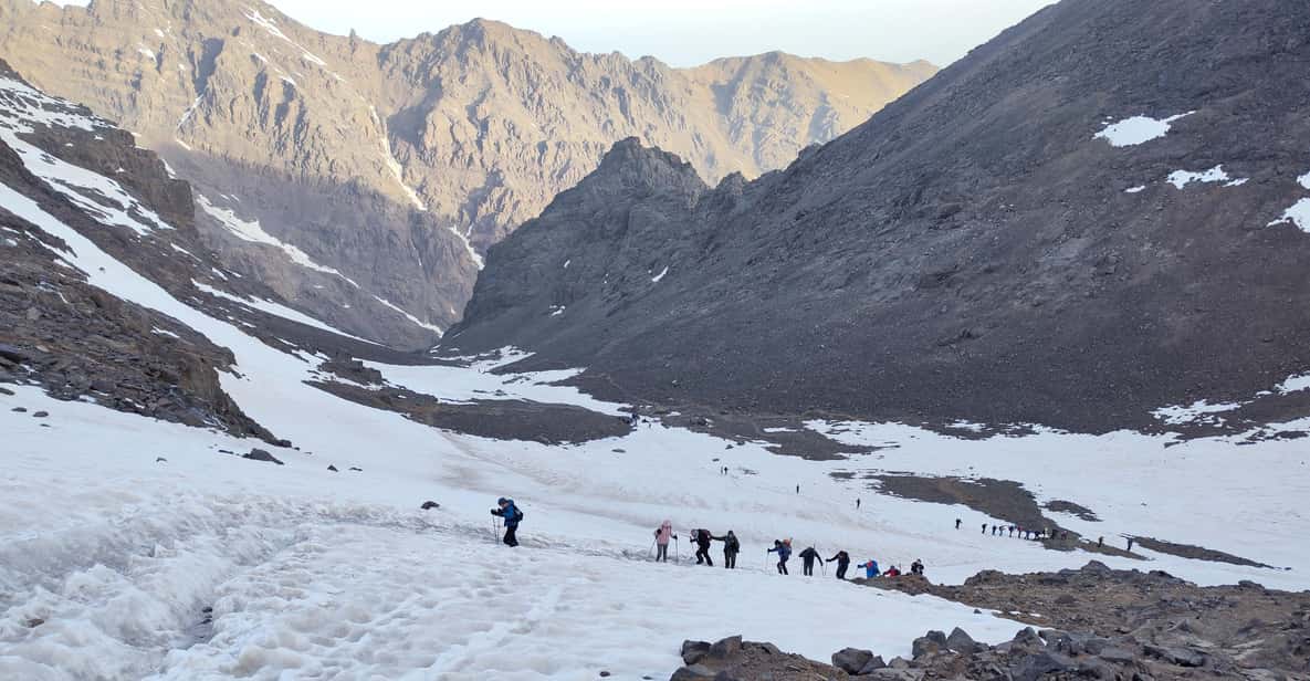 Cruzando la cima de los 4000m en las altas montañas del atlas ...