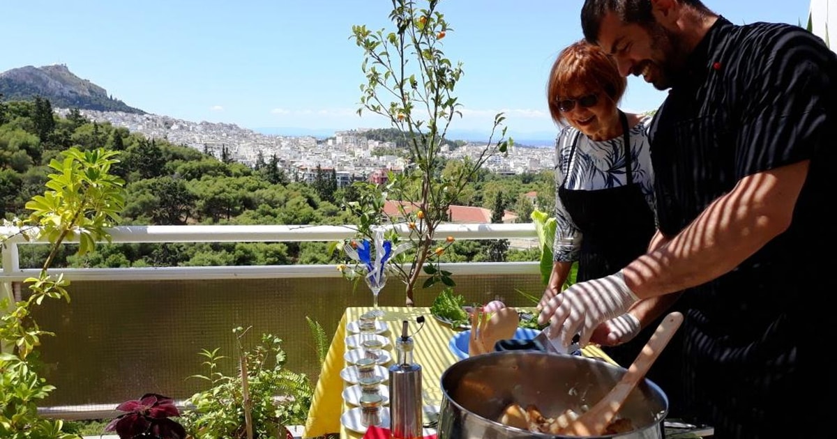 Atenas: Clase de cocina griega con vistas a la Acrópolis | GetYourGuide
