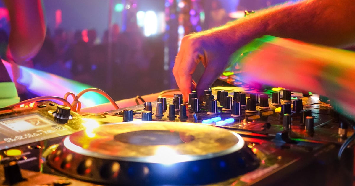 Leer mixen met een professionele DJ op Ibiza | GetYourGuide
